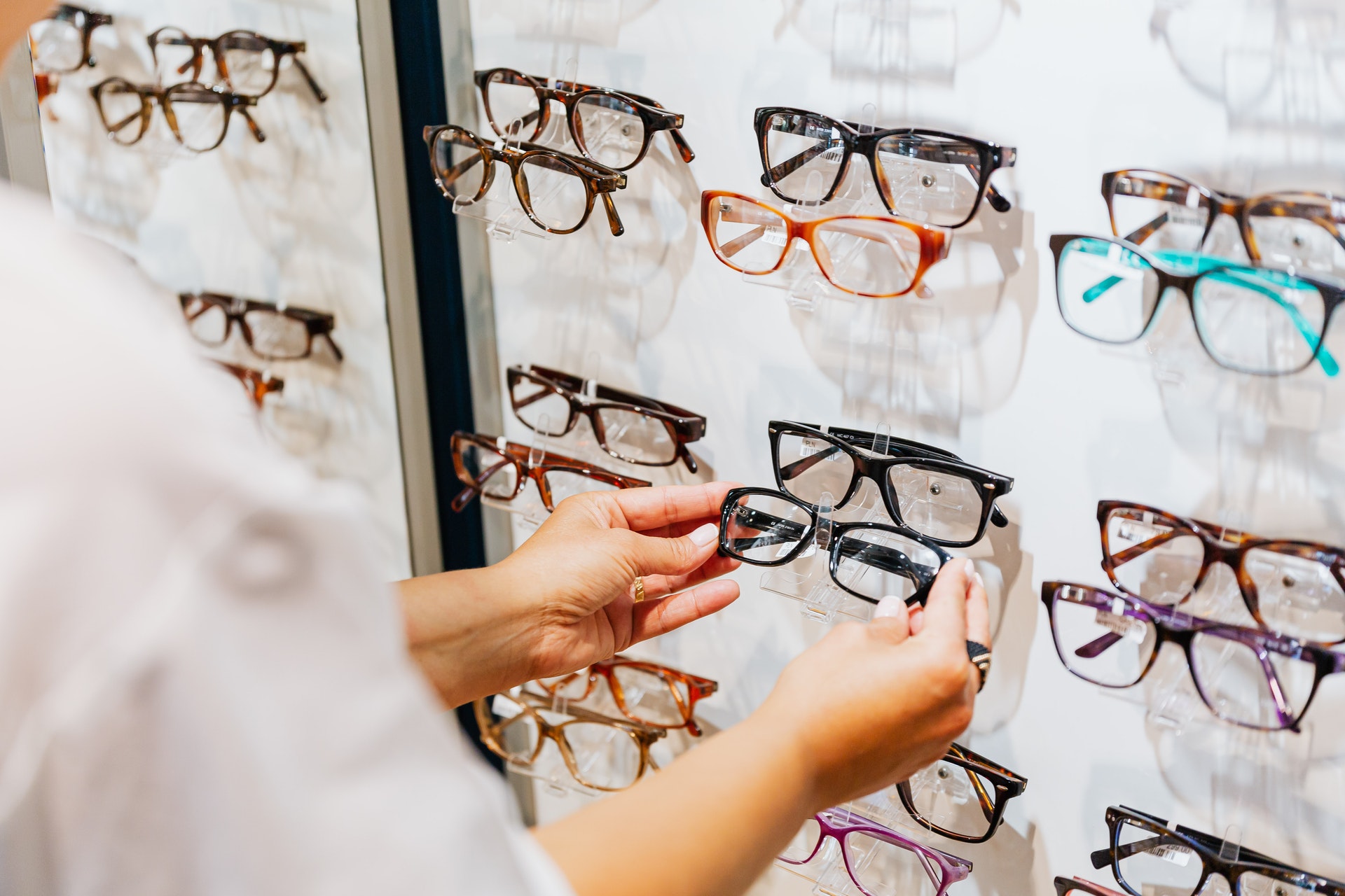 Optical assistant – Careers in Eyecare